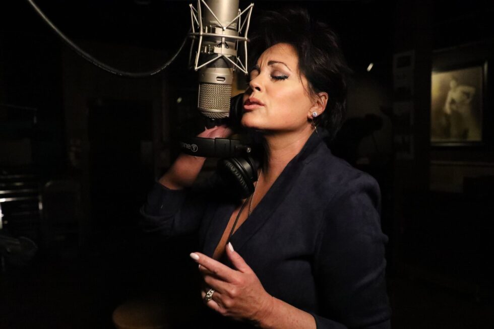 Kelly Lang Inspires Women Facing Breast Cancer - Country Reunion Music